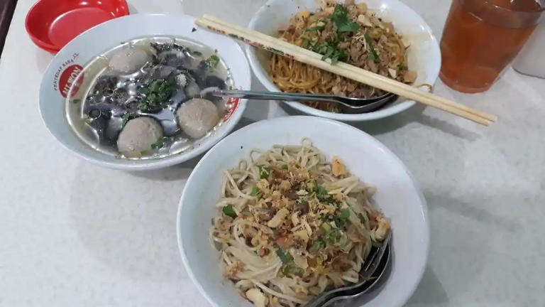 5 Bakmi Dekat Alun-alun Bandung untuk Makan Siang, Mulai Rp 18 Ribuan