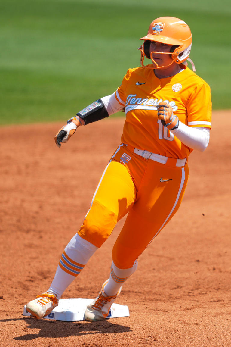 Tennessee coach Karen Weekly gives injury update on Alannah Leach for ...