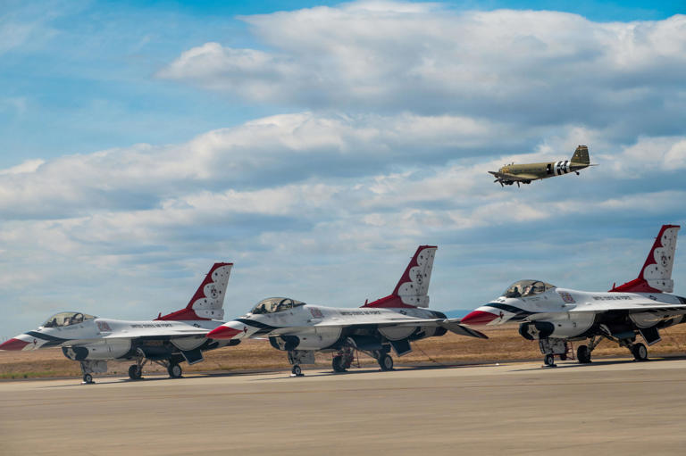 4 crew members ejected safely after Navy jets crashed at Idaho show