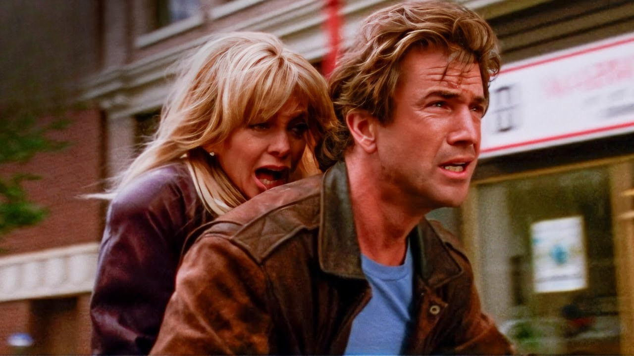 Police chase on a motorcycle (Mel Gibson) Bird on a Wire