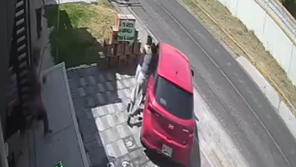 Sujeto roba auto de entrega de paquetería y arrastra a dos mujeres