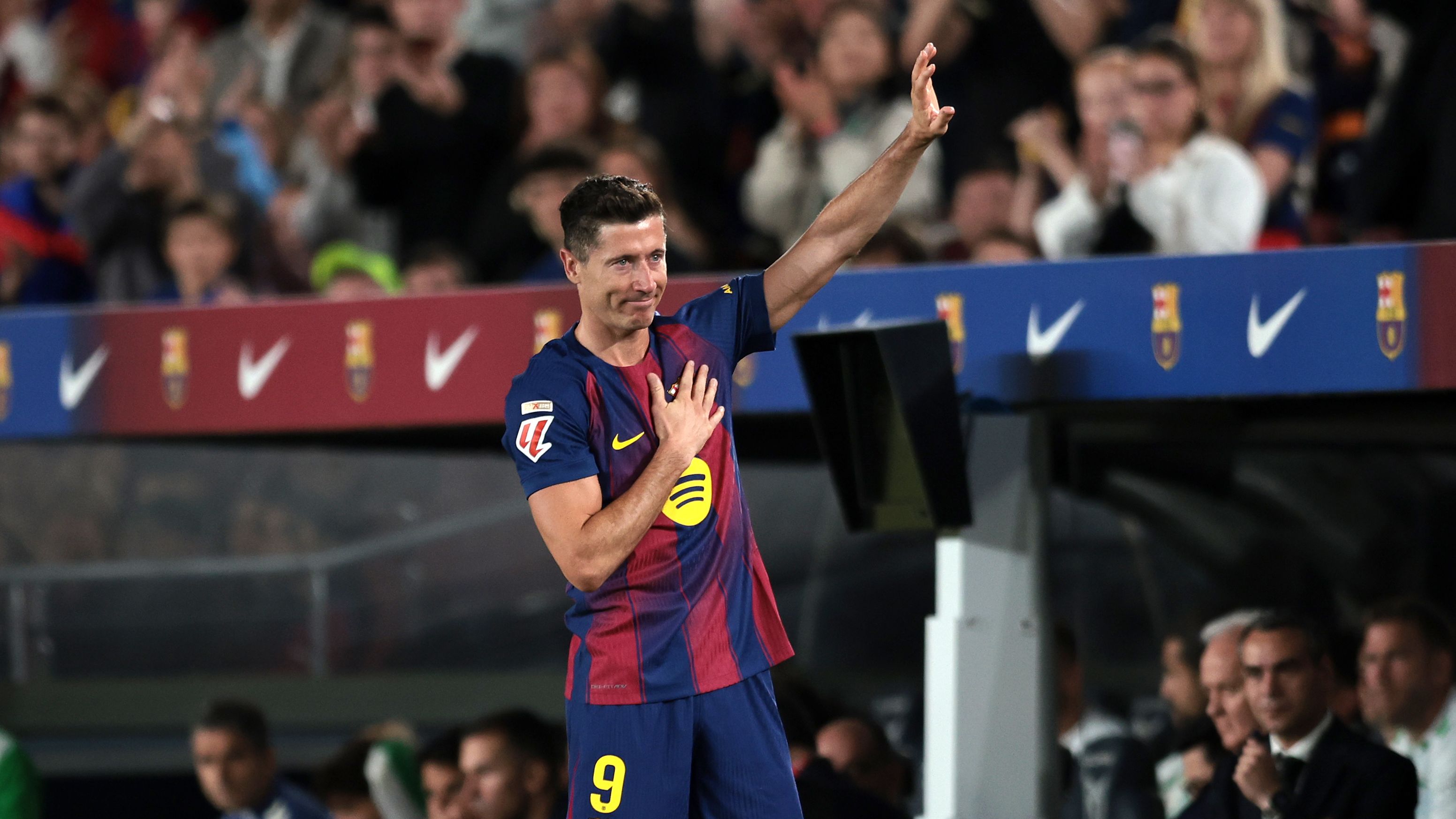 FC Barcelona: Camp Nou zwaait Robert Lewandowski uit tijdens ...