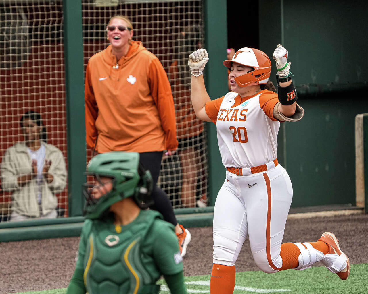 Texas digs the long ball as Longhorns rout Baylor, reach NCAA softball ...