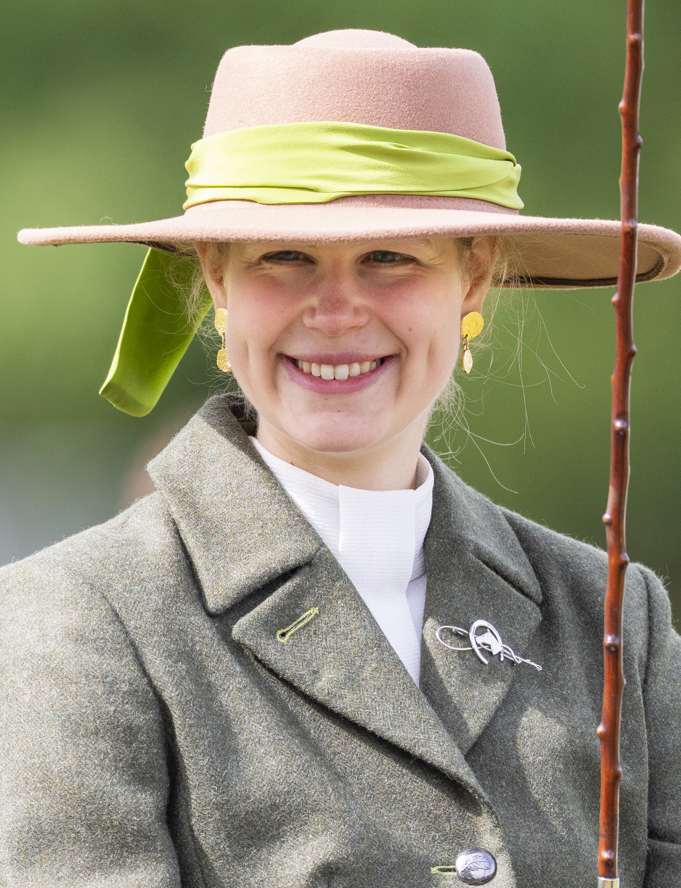 Lady Louise steals mom Duchess Sophie's hat and follows in grandmother ...
