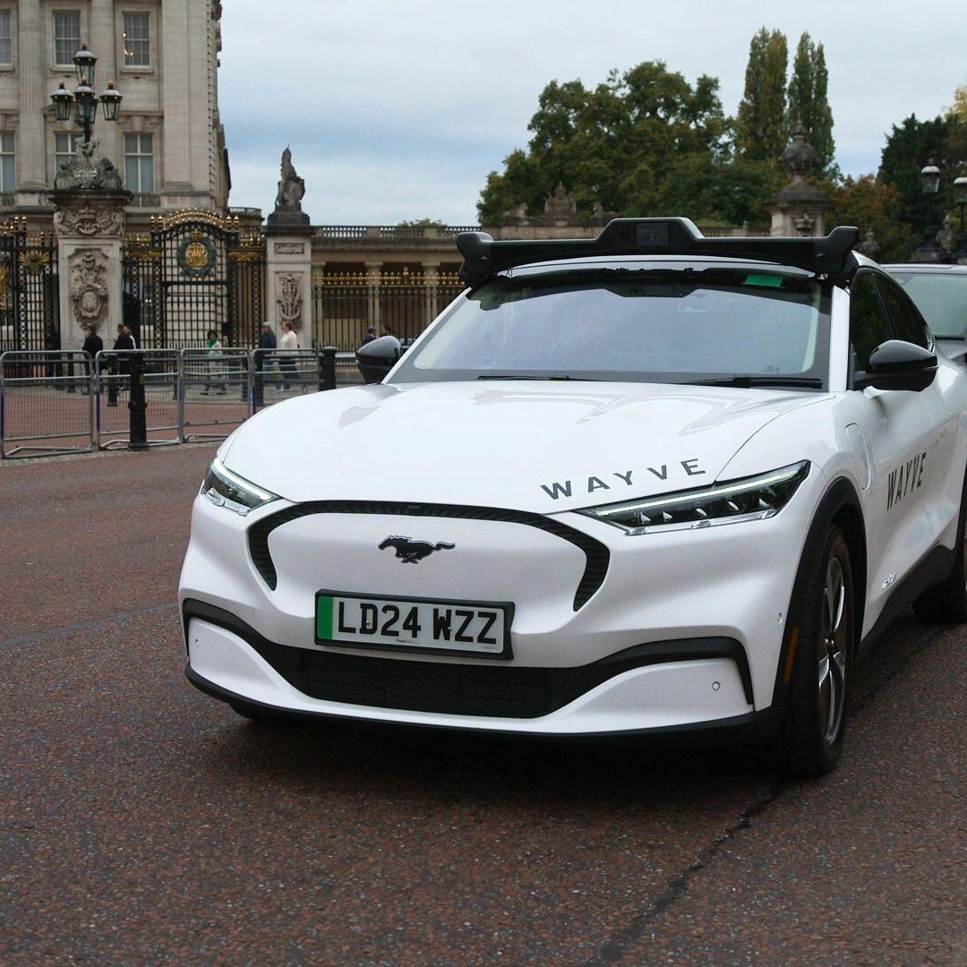 London's cabbies memorize 25,000 streets. But will robotaxis overtake them?