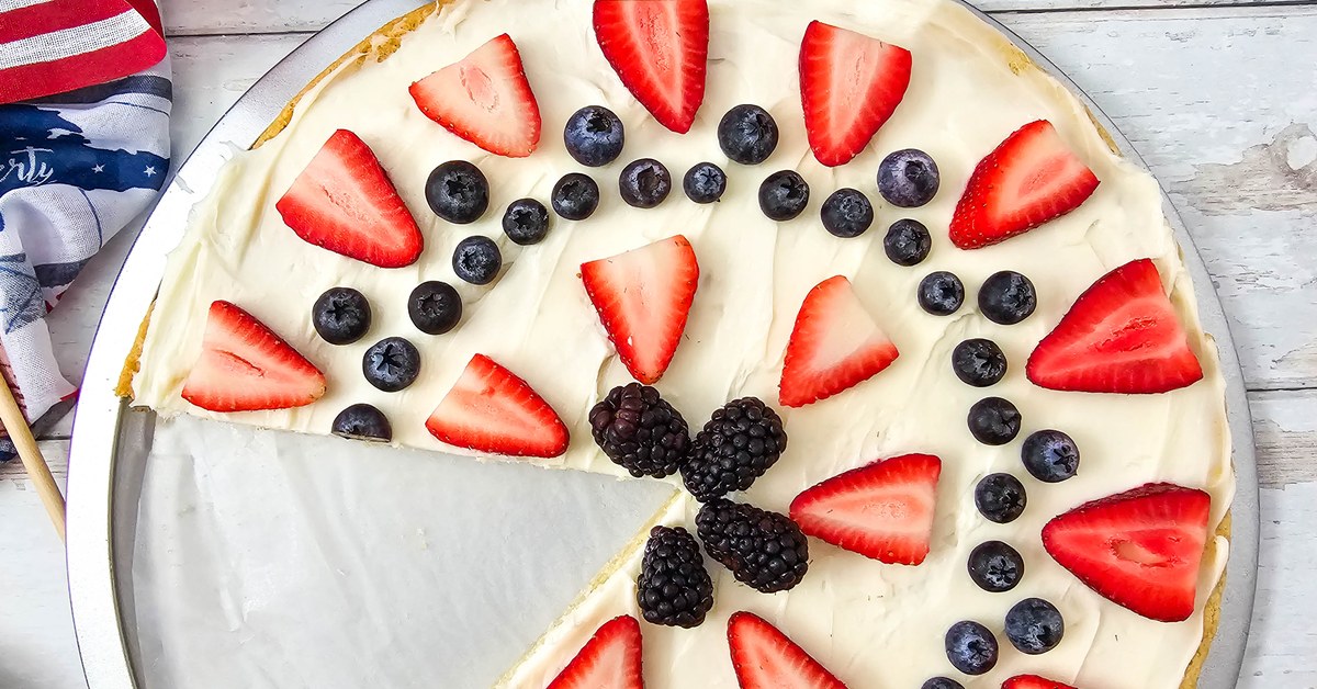 Easy 4th of July fruit pizza that looks as good as it tastes
