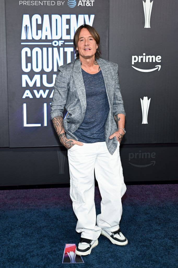 Keith Urban steps out solo to ACM Awards a year after loved up ...