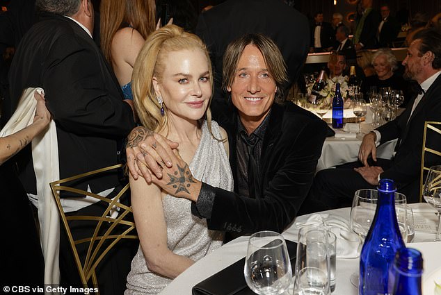 Keith Urban flashes tribute to ex-wife Nicole Kidman as he poses solo ...