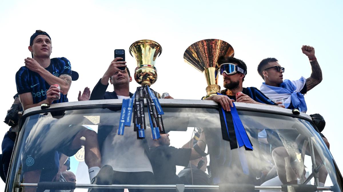Piazza Duomo in delirio fino a tarda notte: rivivi la festa scudetto su ...