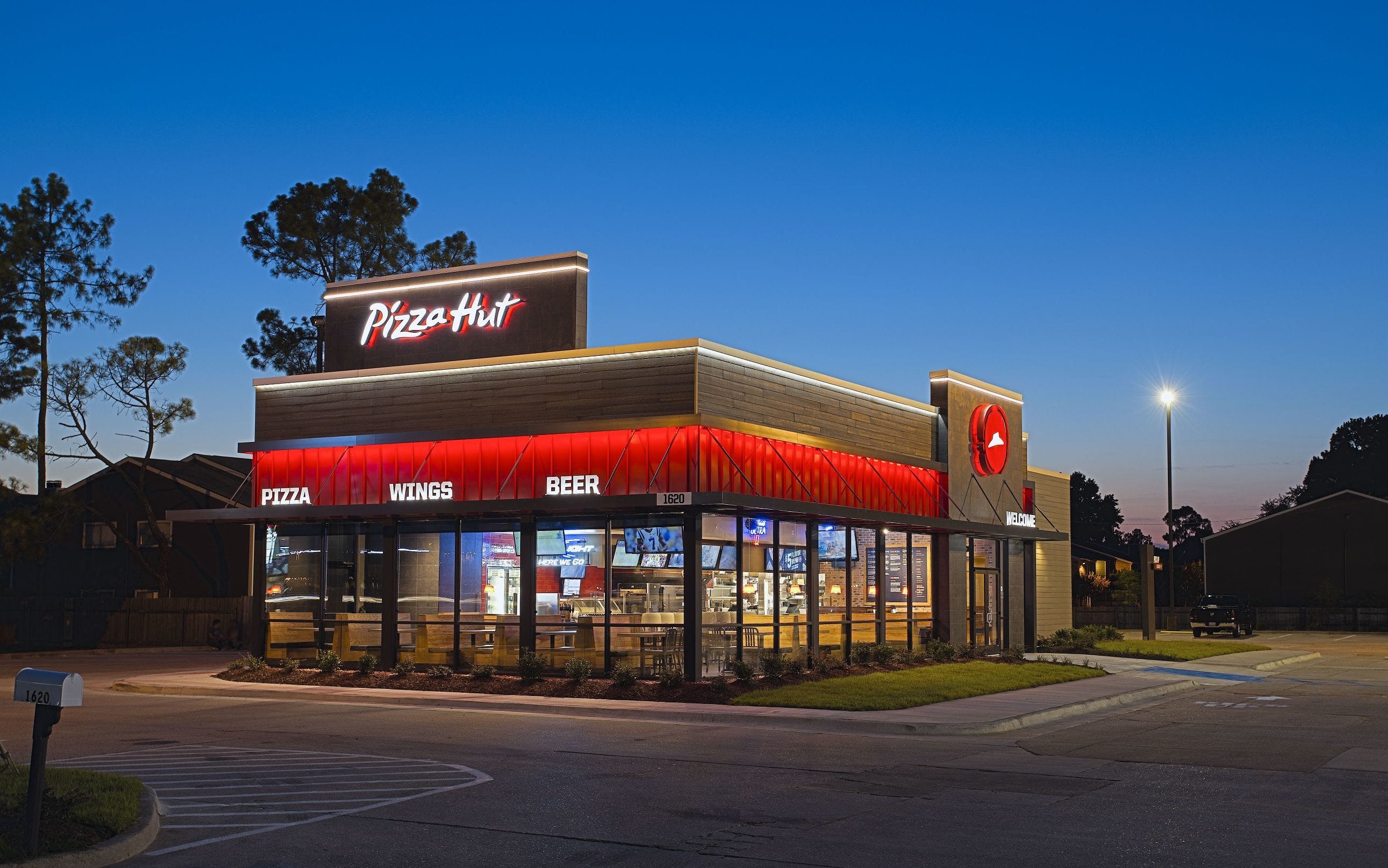 Pizza Hut closing hundreds of stores, signaling broader fast food woes ...