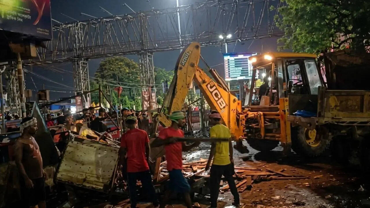 500 hawkers evicted, stalls removed in drives at Howrah and Sealdah ...