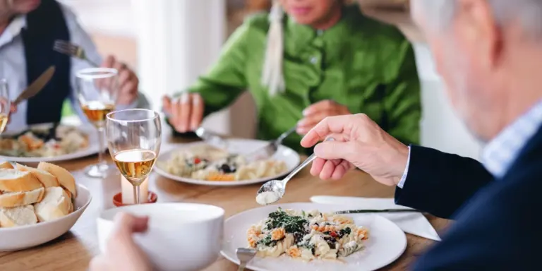 Experten tipsar alla över 65 – bästa maten och tiden att äta på