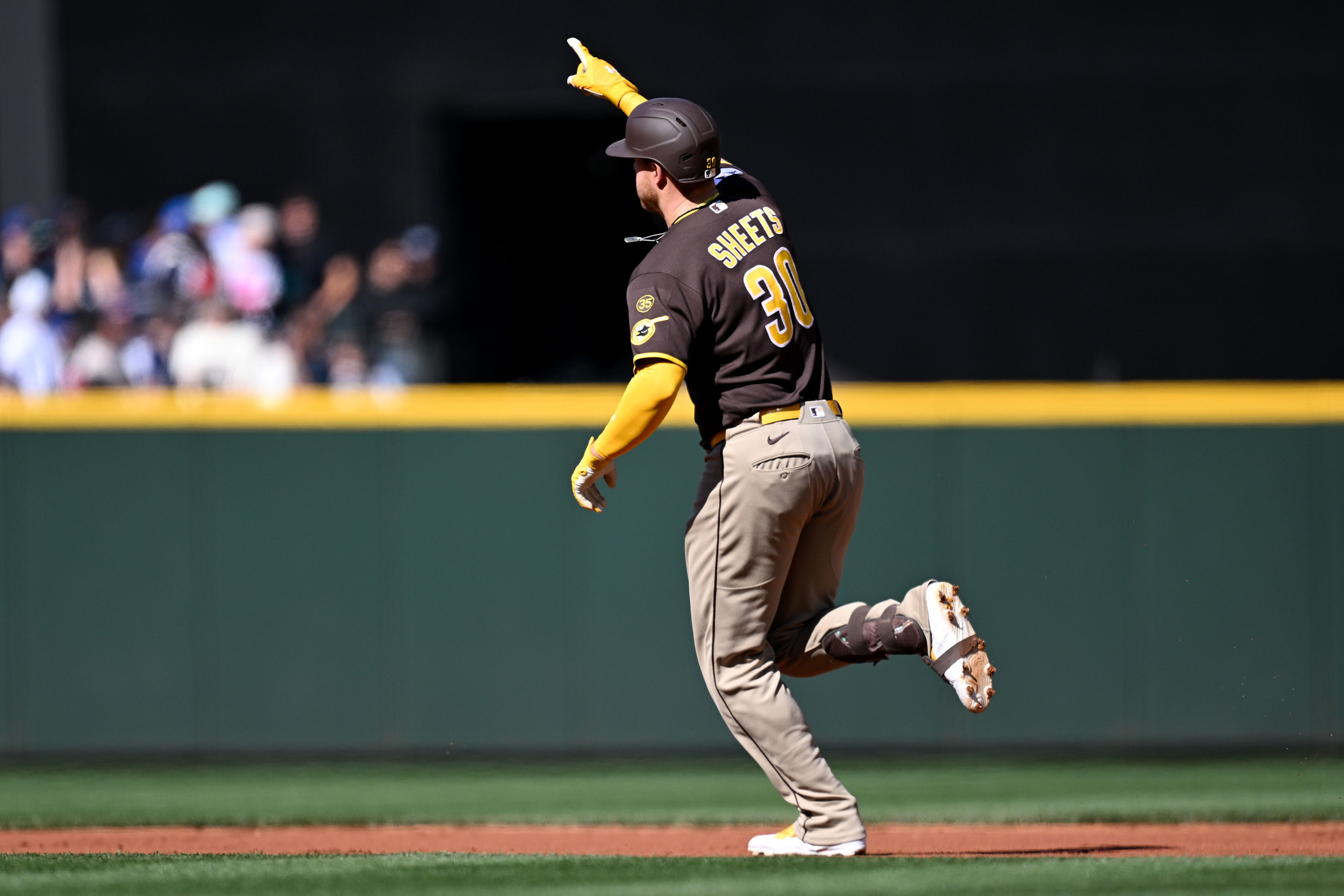 Sheets slugs, Giolito shoves, Padres sweep season series from Mariners
