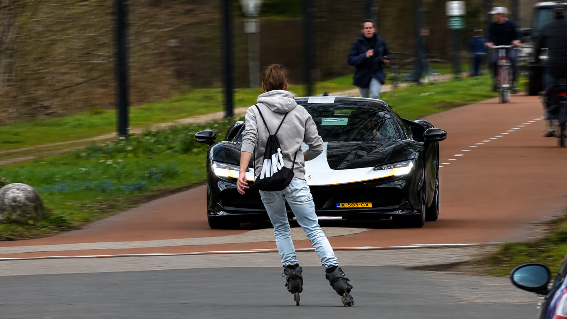 Une Ferrari SF90 manque de peu un patineur à roulettes en ville