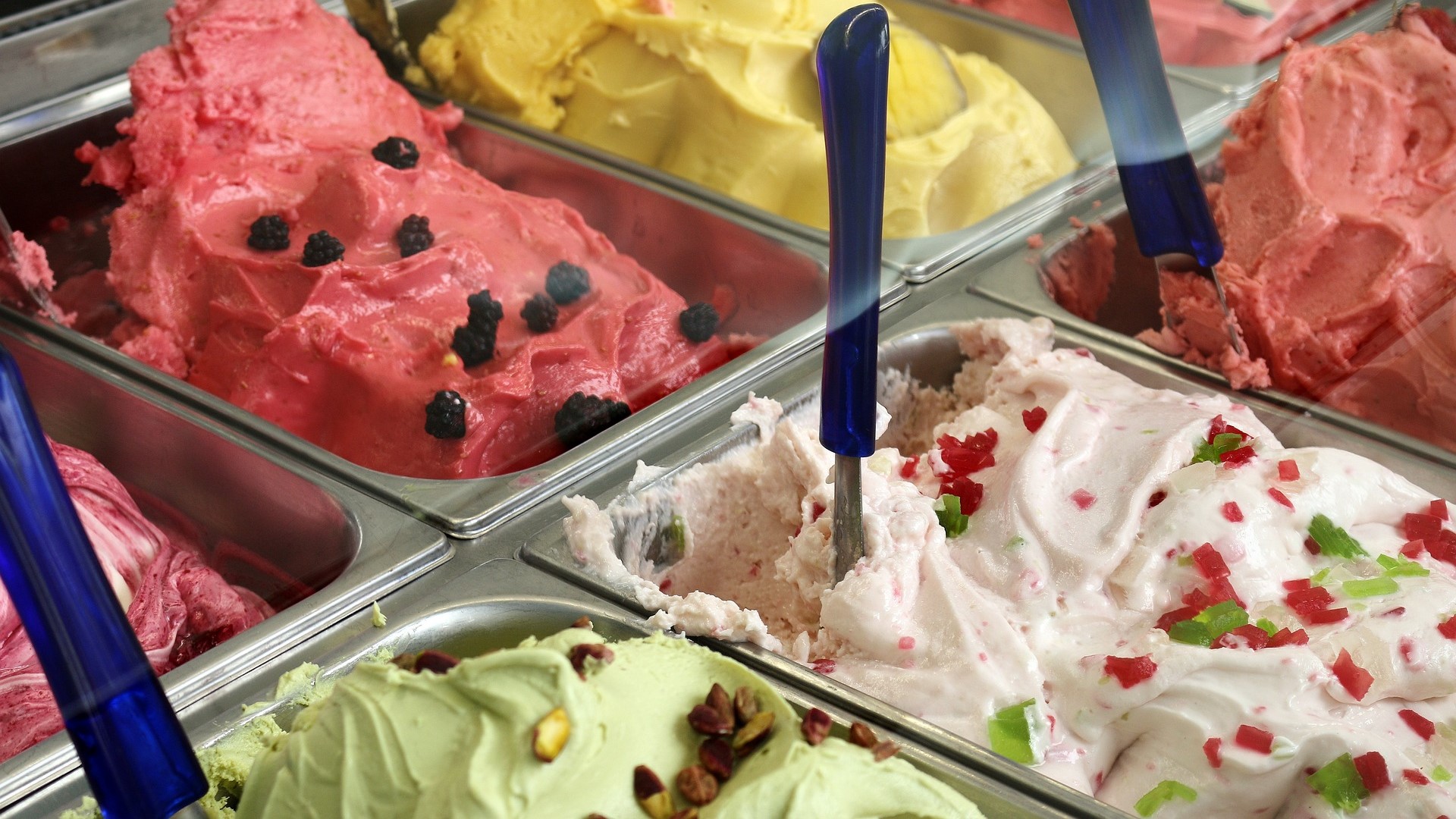 Mangia un gelato e si sente male nel Napoletano, come è morto Adriano ...