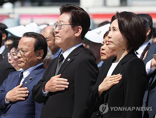 (Lead) Lee says 1980 pro-democracy movement was reborn in thwarting ...