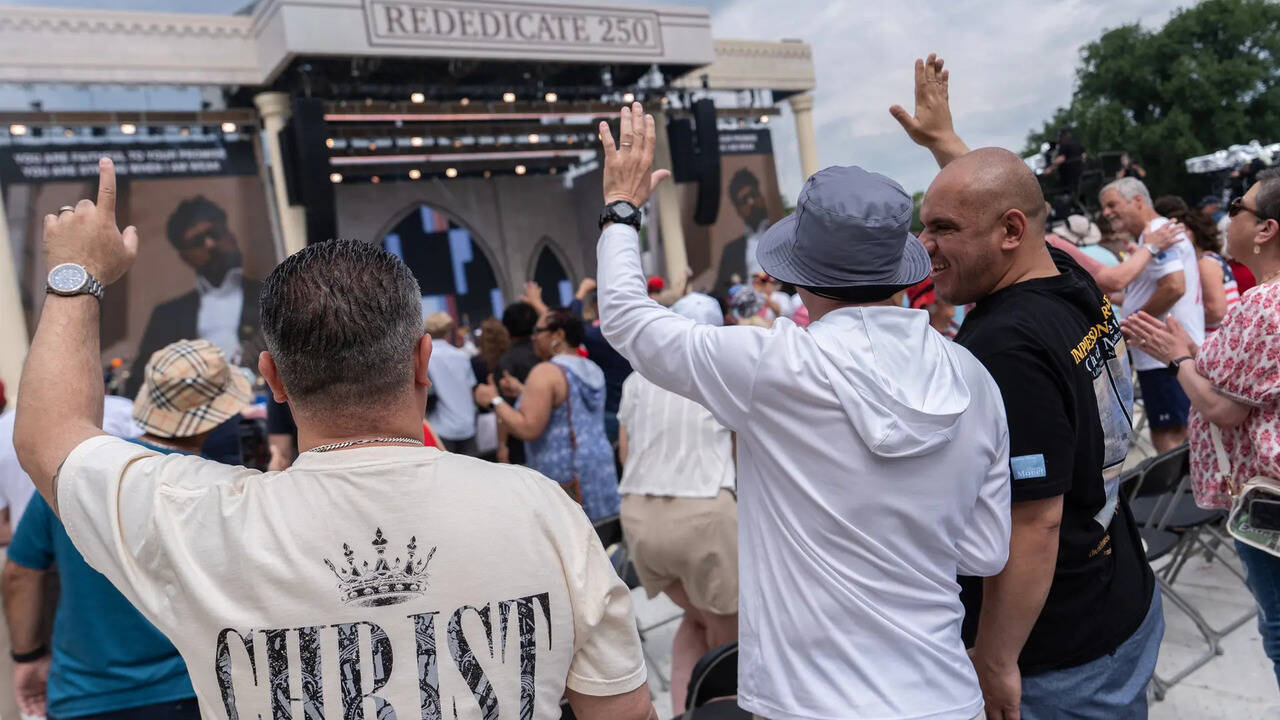 Thousands attend America-themed prayer rally on National Mall