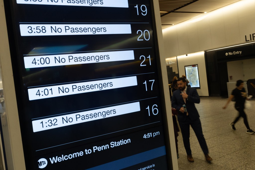 Manic Monday: New Yorkers prep for morning rush with LIRR still on strike