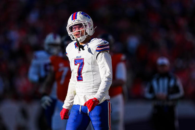 Tom Brady has big decision to make as new Raiders addition goes AWOL