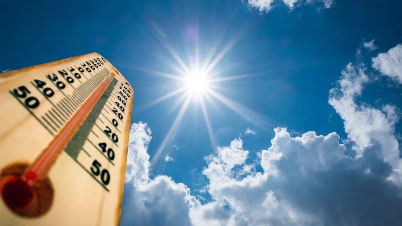Delhi weather today: Heatwave to sweep NCR, temperature to hit 44°C ...