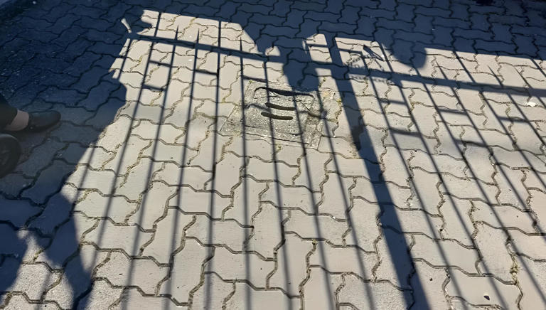 Restano chiusi un’ora nel cimitero e liberati dalla polizia: "Lucchetto ...