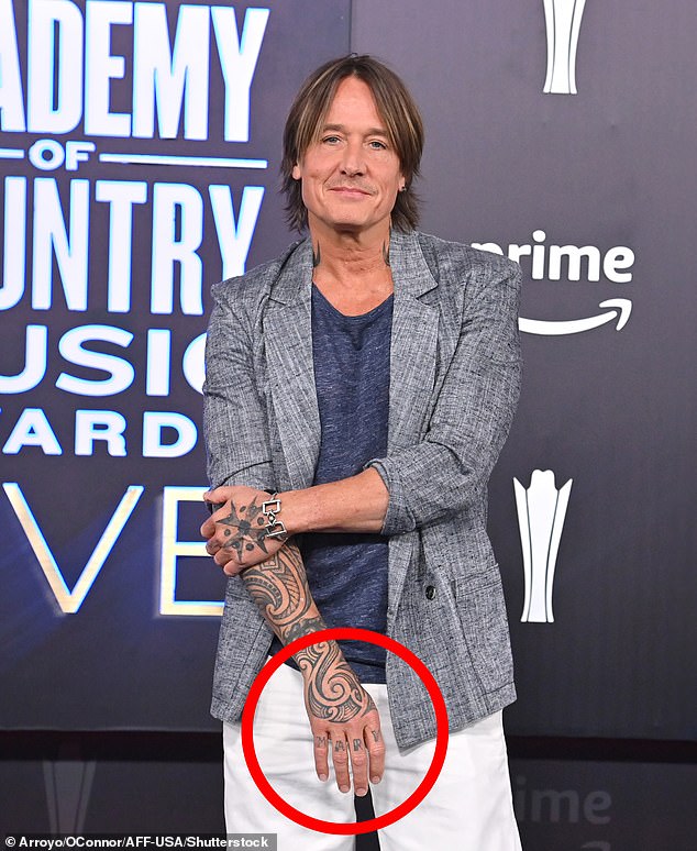 Keith Urban flashes tribute to ex-wife Nicole Kidman as he poses solo ...