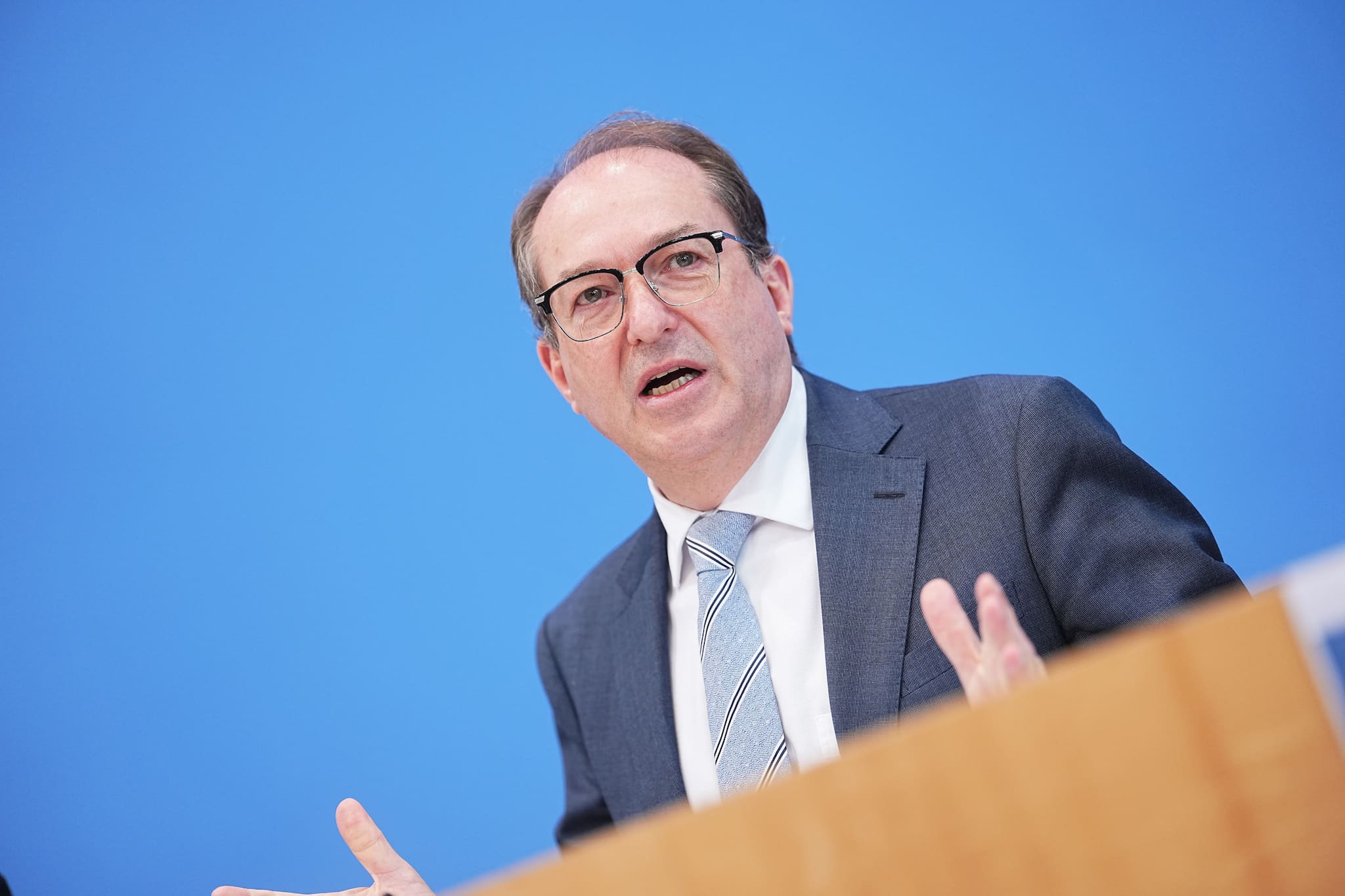 Spezialfahrzeuge, Feldbetten und mehr: Dobrindt plant Milliarden für ...