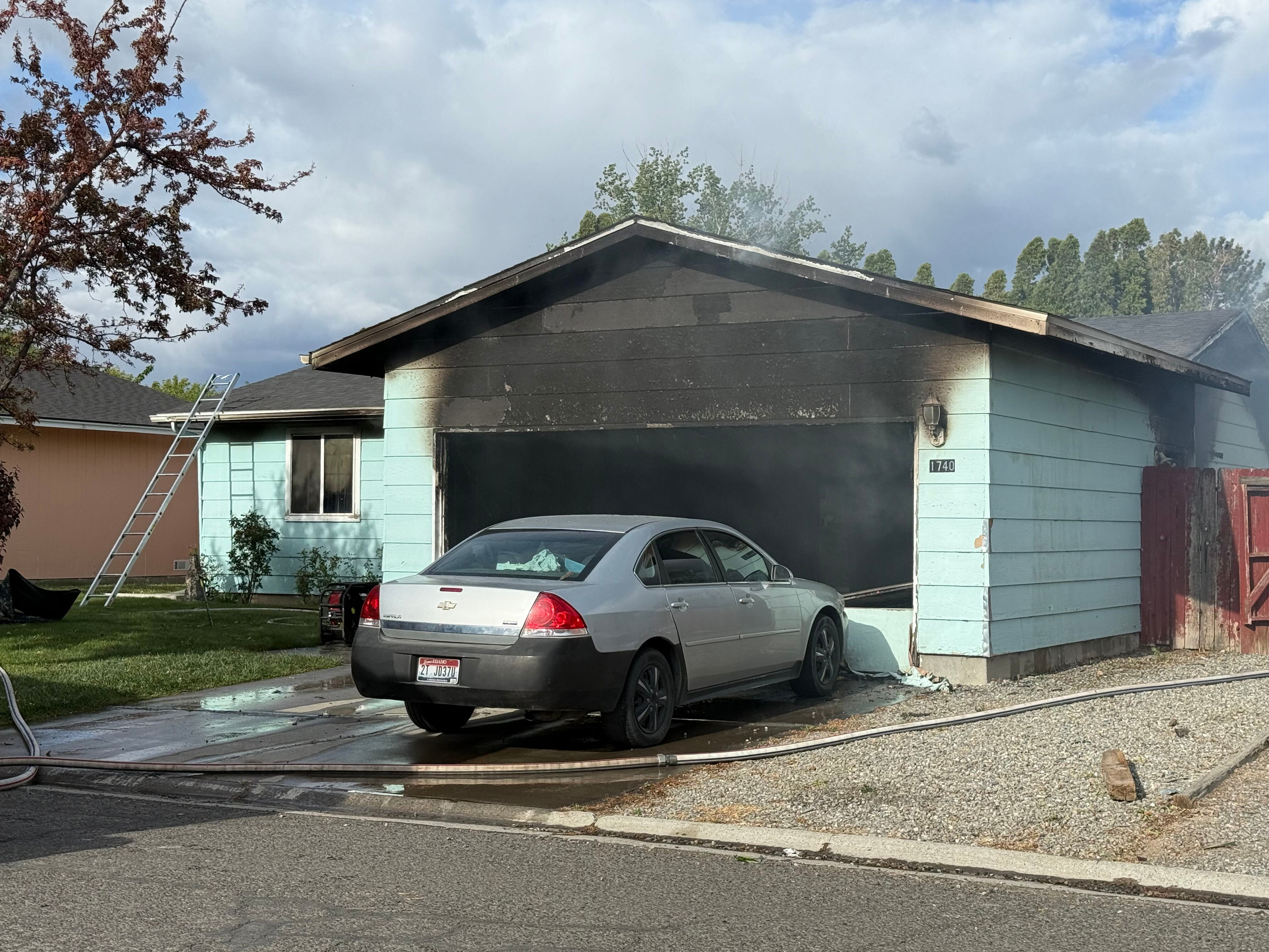 Crews battle house fire in Twin Falls