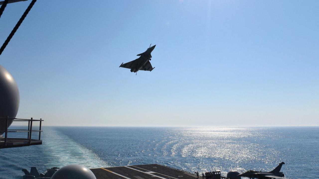 Two US Navy jets collide midair during Idaho air show, all crew members ...