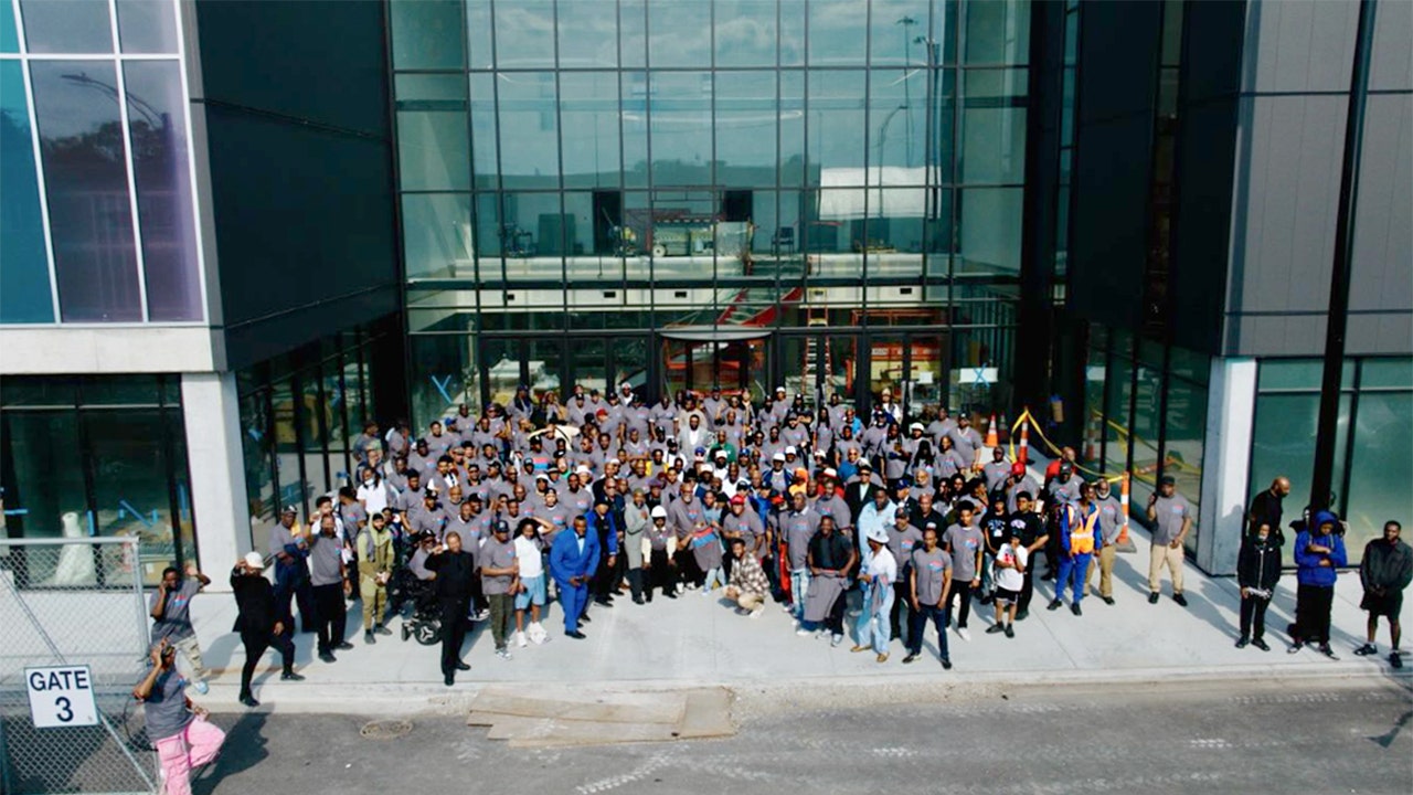 Chicago pastor gathers hundreds of men to declare violence-free zone on ...