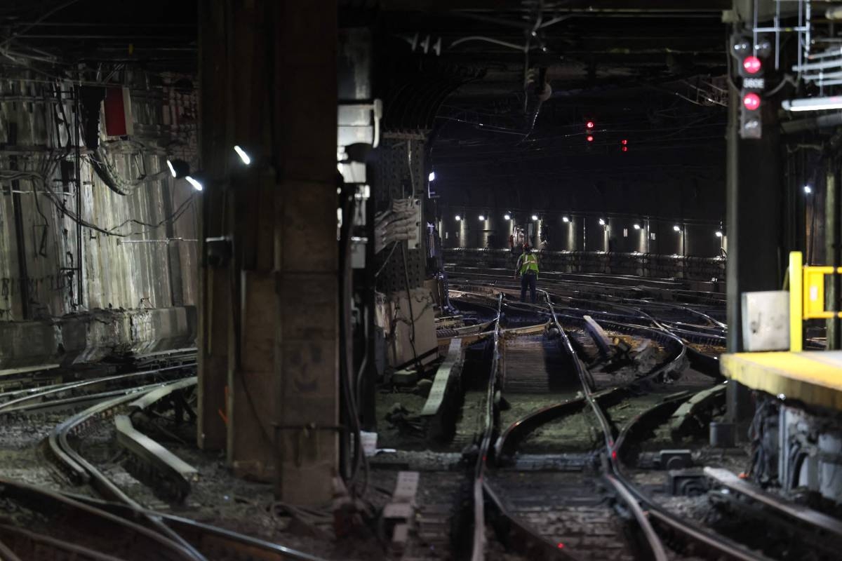 Talks to get the largest US commuter rail system running again continue ...