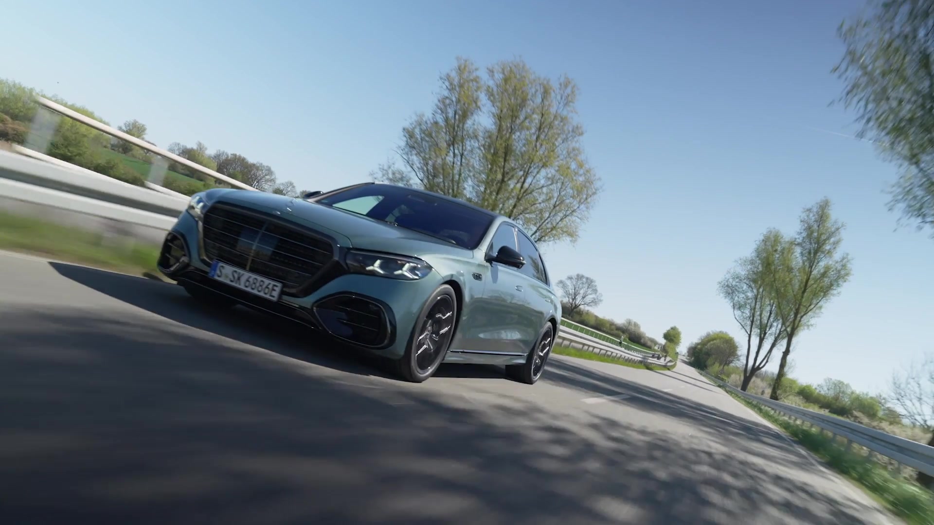 Mercedes-Benz S 580e 4MATIC in verde silver driving video
