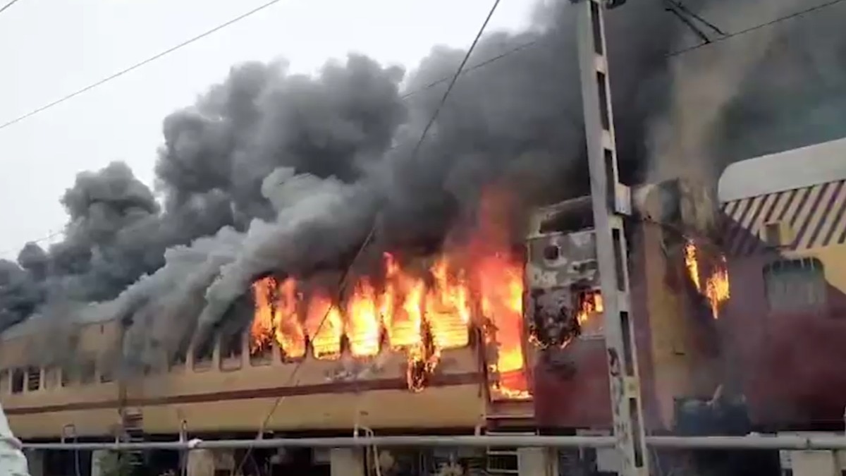 Major fire on stationary passenger train in Bihar, 2nd incident in two days
