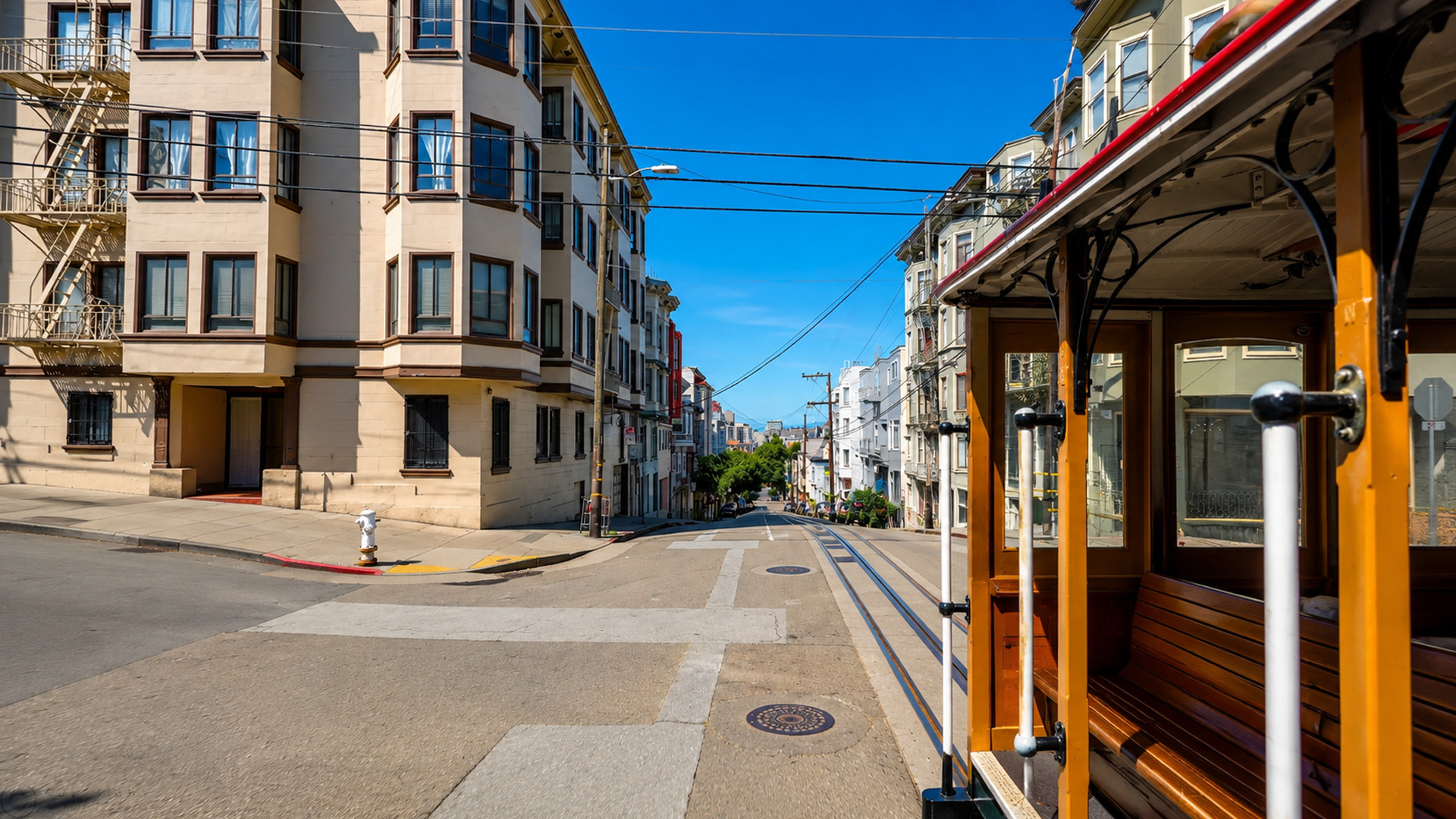 Powell and Hyde cable car offers classic San Francisco views (4K)
