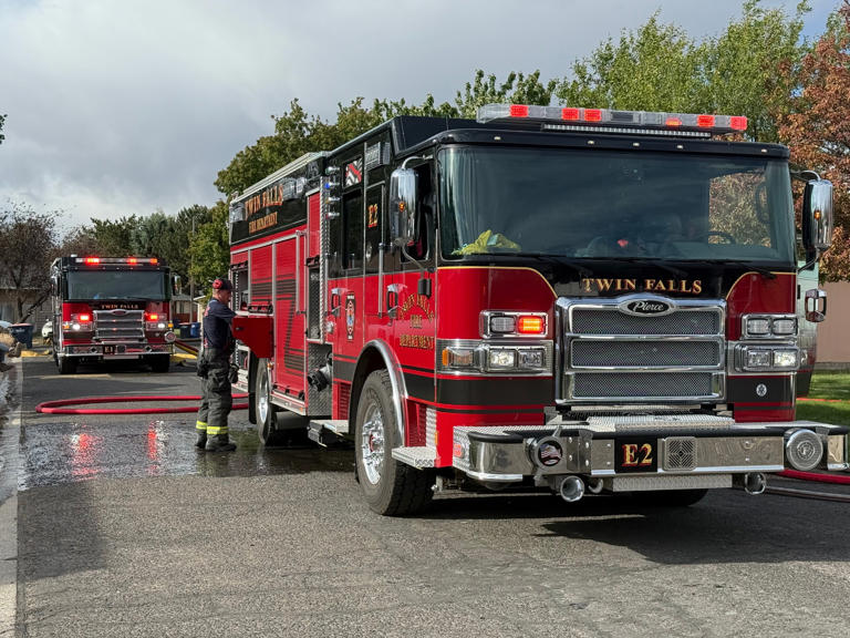 Crews battle house fire in Twin Falls