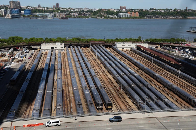 Talks to end a strike shutting down the largest US commuter rail system ...
