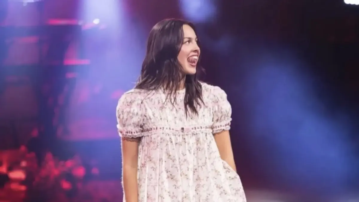 Penampilan Olivia Rodrigo dengan gaun babydoll dalam promo 'Drop Dead ...