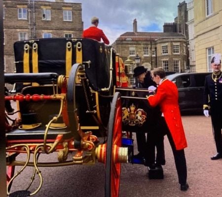 Exhiben a Gertz durante un desfile real en Londres; lo critican en redes
