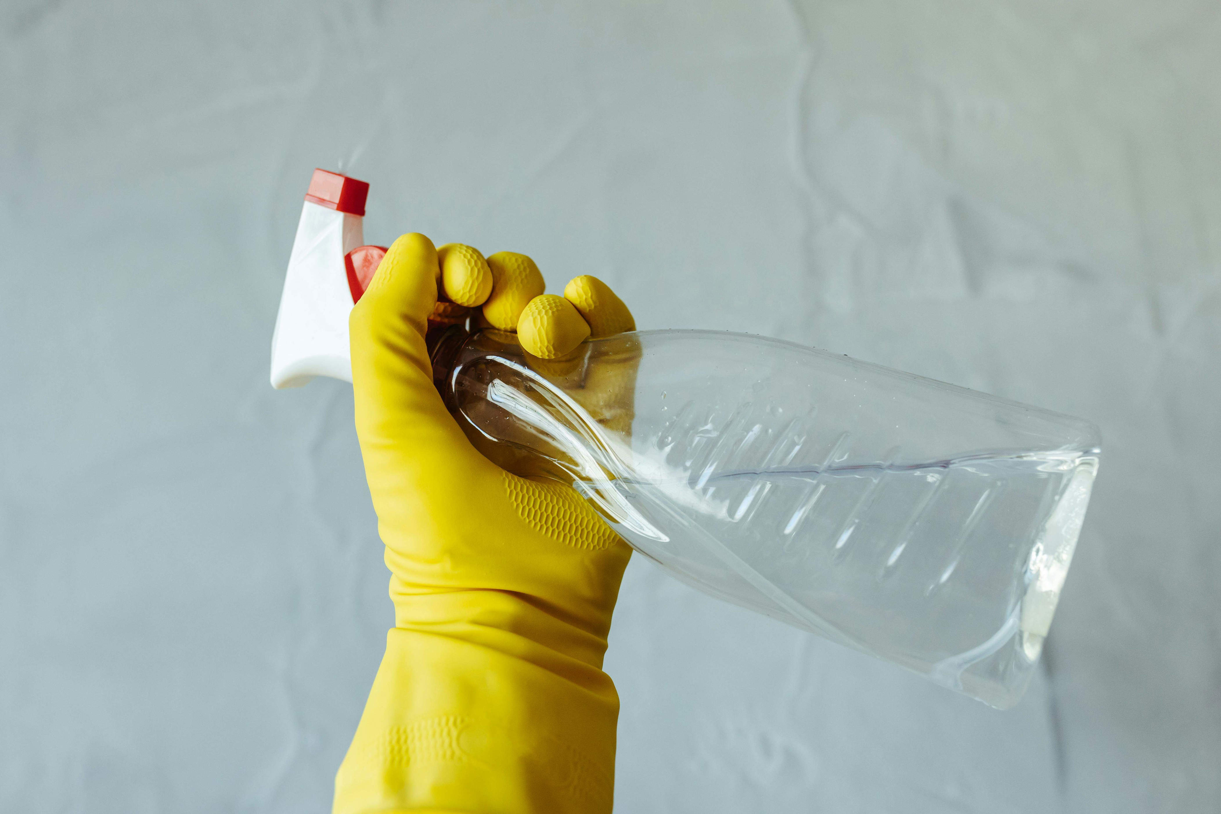 Los especialistas en limpieza lo confirman: mezclar alcohol con agua es ...