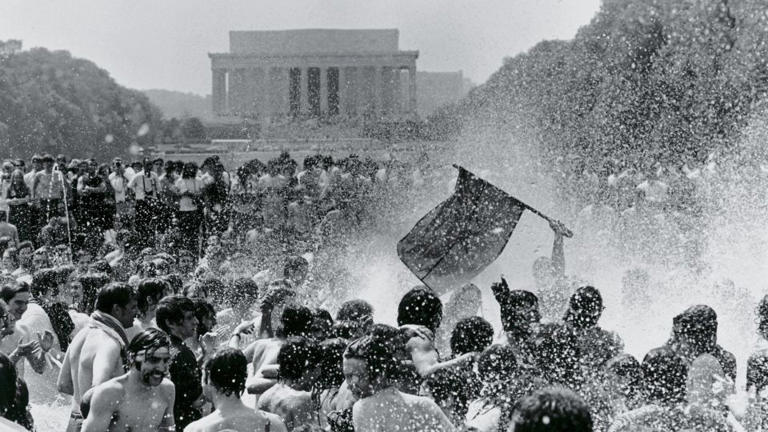 It's not supposed to look like you're going to dive in: Historians ...