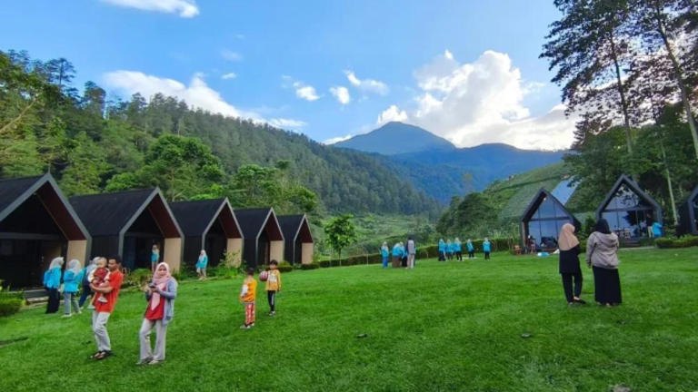 Mau outbound hingga glamping? Cek rincian biaya wisata di Tawangmangu ...