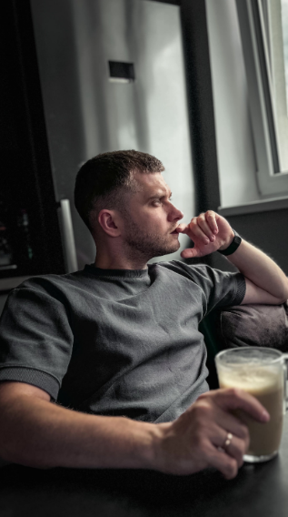 Coffee selfie ideas that make your photos look aesthetic