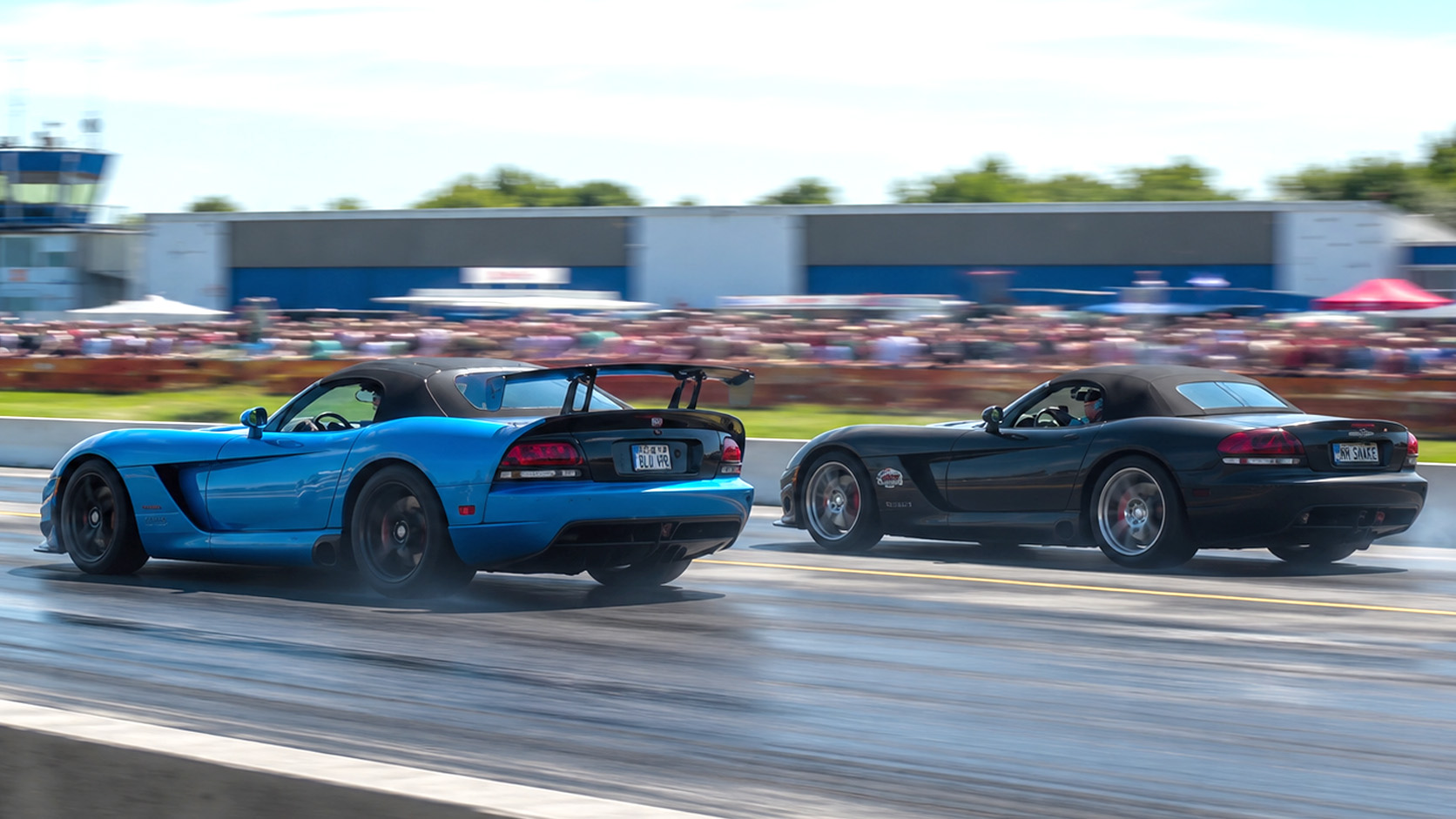 Viper SRT10 drag race delivers loud sound and raw acceleration