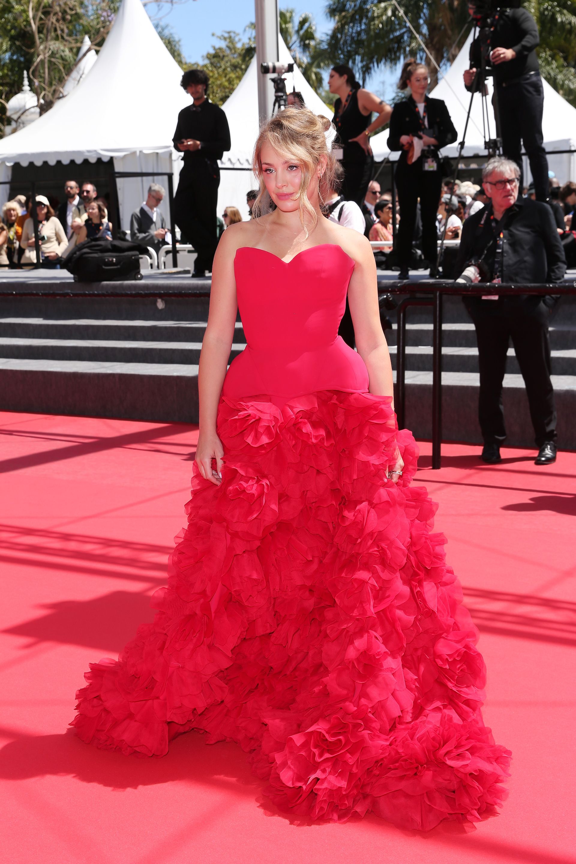 Wiktoria Gąsiewska w krwistoczerwonej sukni przesyła uśmiechy z Cannes ...