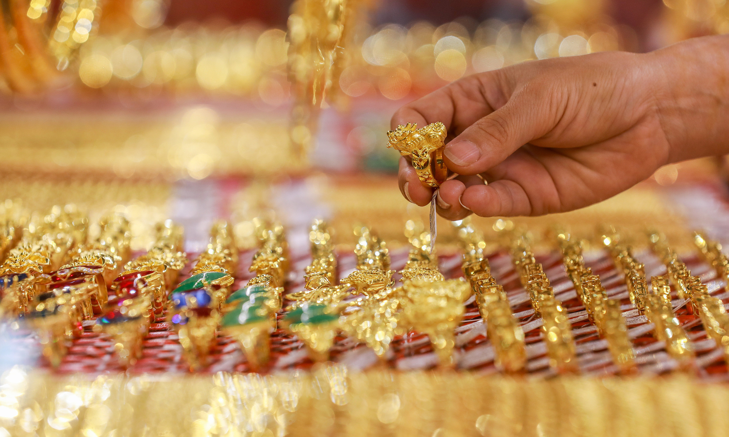 Gold prices gain