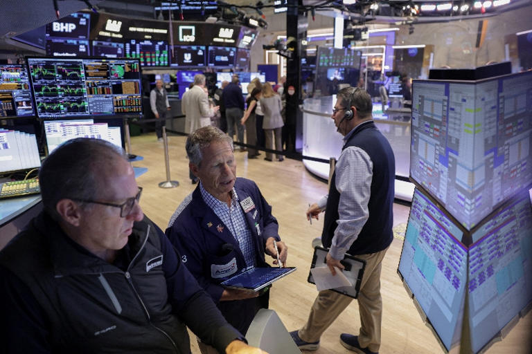 Wall St extends losses as chip stocks slide, Treasury yields climb