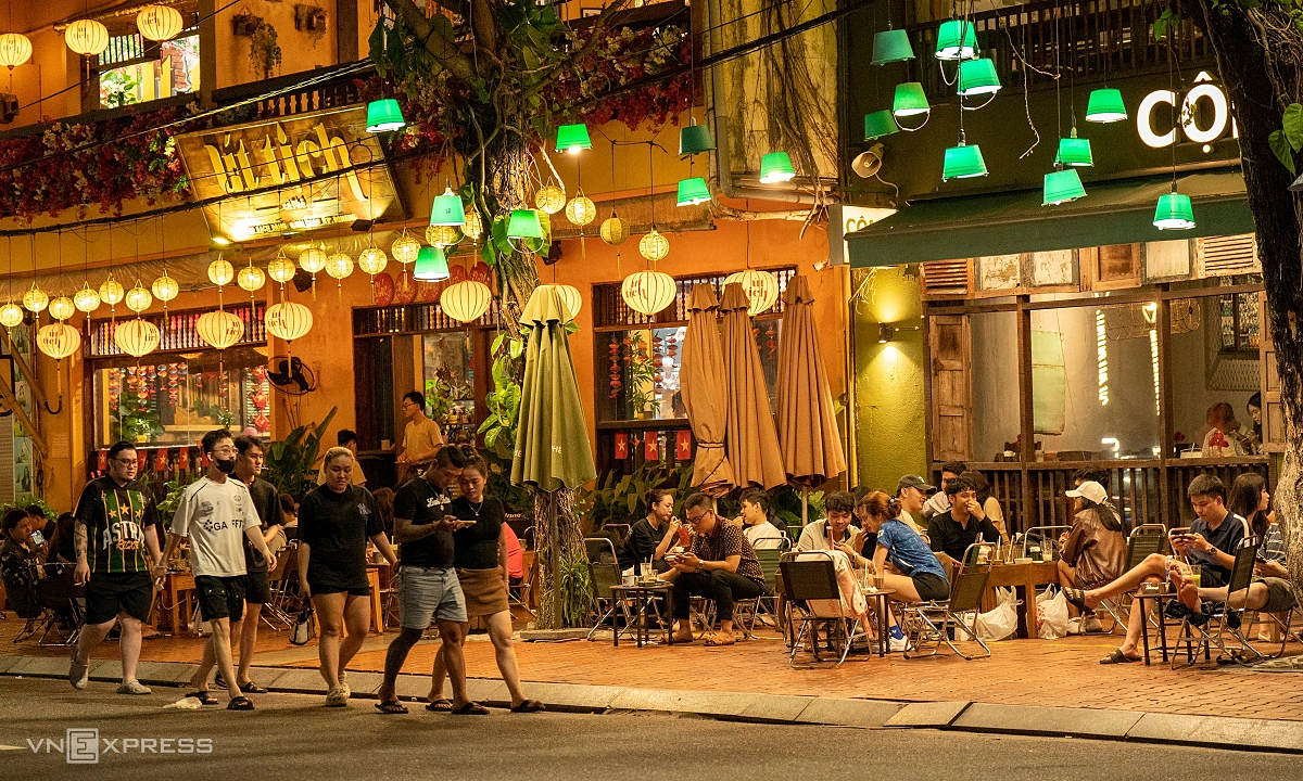 Foreign man causes chaos in Da Nang after jumping onto parked car in ...