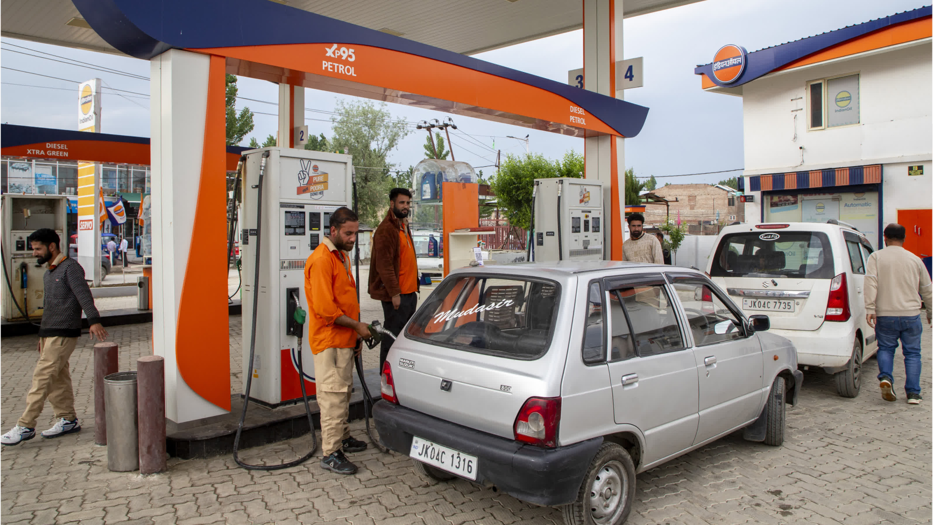 Oil prices rise as Trump warns Iran over peace talks