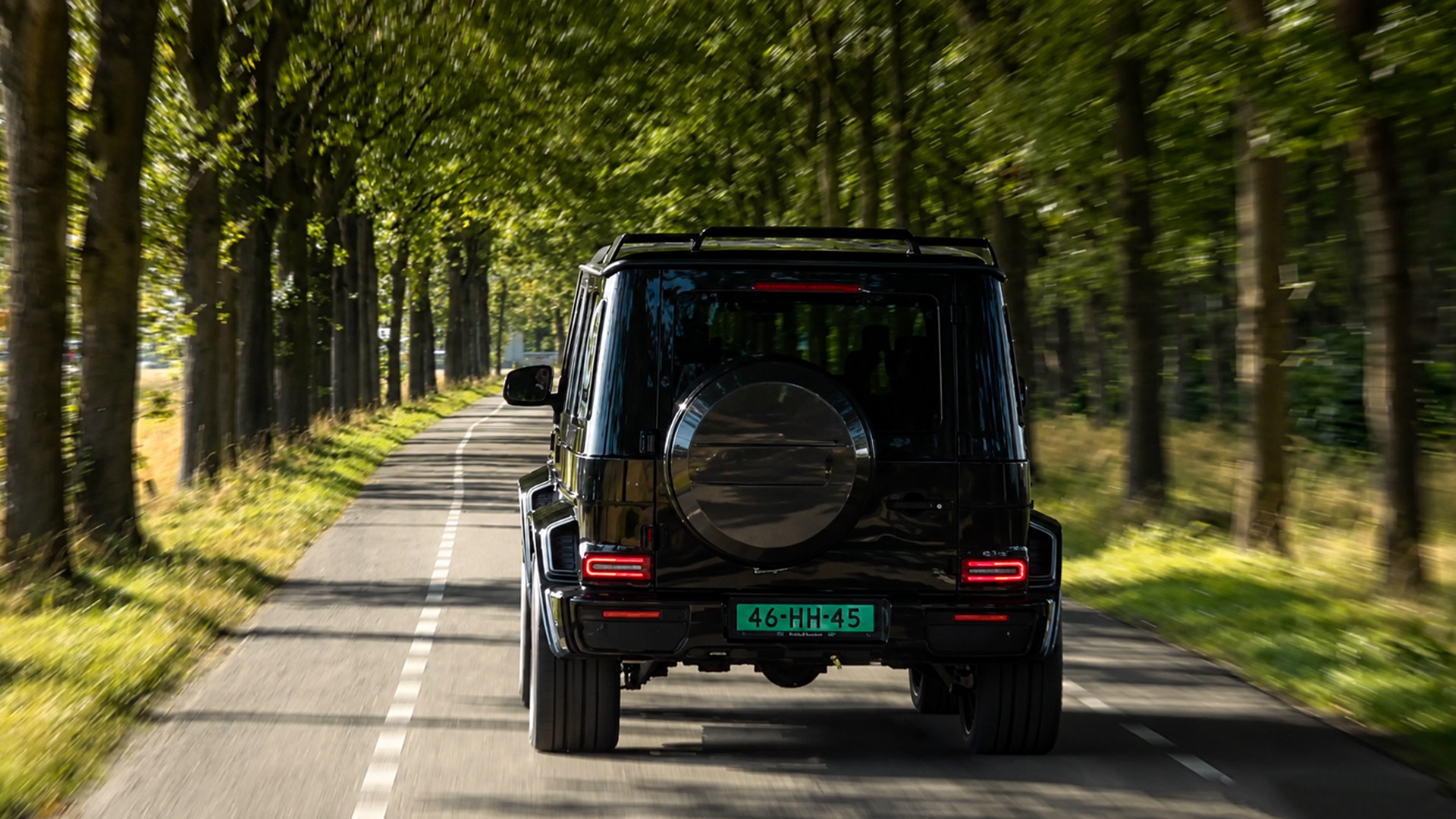 La Brabus 700 accelera forte su una strada nel bosco