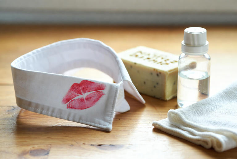 Come smacchiare il rossetto rosso dal colletto della camicia